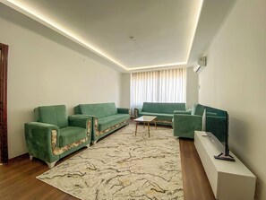 Apartamento Familiar em Condomínio Fechado | Sala de estar | Televisor de ecrã plano de 80 cm com canais digitais 
