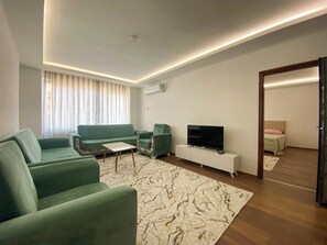 Apartamento Familiar em Condomínio Fechado | Sala de estar | Televisor de ecrã plano de 80 cm com canais digitais 