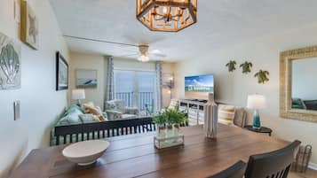 Apartamento Executivo em Condomínio Fechado, 3 quartos, varanda, vista para a praia | Refeições no quarto