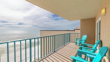 Apartamento Executivo em Condomínio Fechado, 3 quartos, varanda, vista para a praia | Varanda