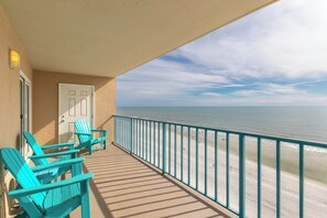 Apartamento Executivo em Condomínio Fechado, 3 quartos, varanda, vista para a praia | Varanda