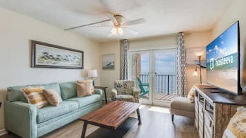 Apartamento Executivo em Condomínio Fechado, 3 quartos, varanda, vista para a praia | Sala