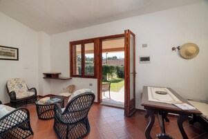 Apartamento, vista para o jardim | Sala de estar | Televisor de 35 polegadas com canais digitais 