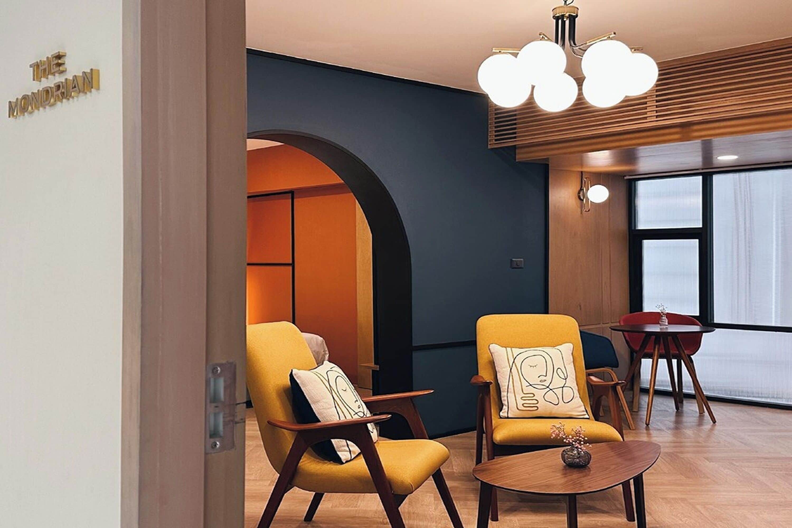 Deluxe King Suite | Cofres nos quartos, escrivaninha, cortinas blackout, Wi-Fi de cortesia