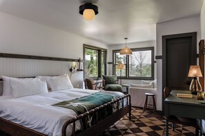 1 quarto, cofres nos quartos, escrivaninha