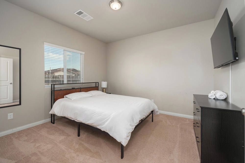 Spacious 4-bedroom House In A Phenomenal Location - Bakersfield, CA