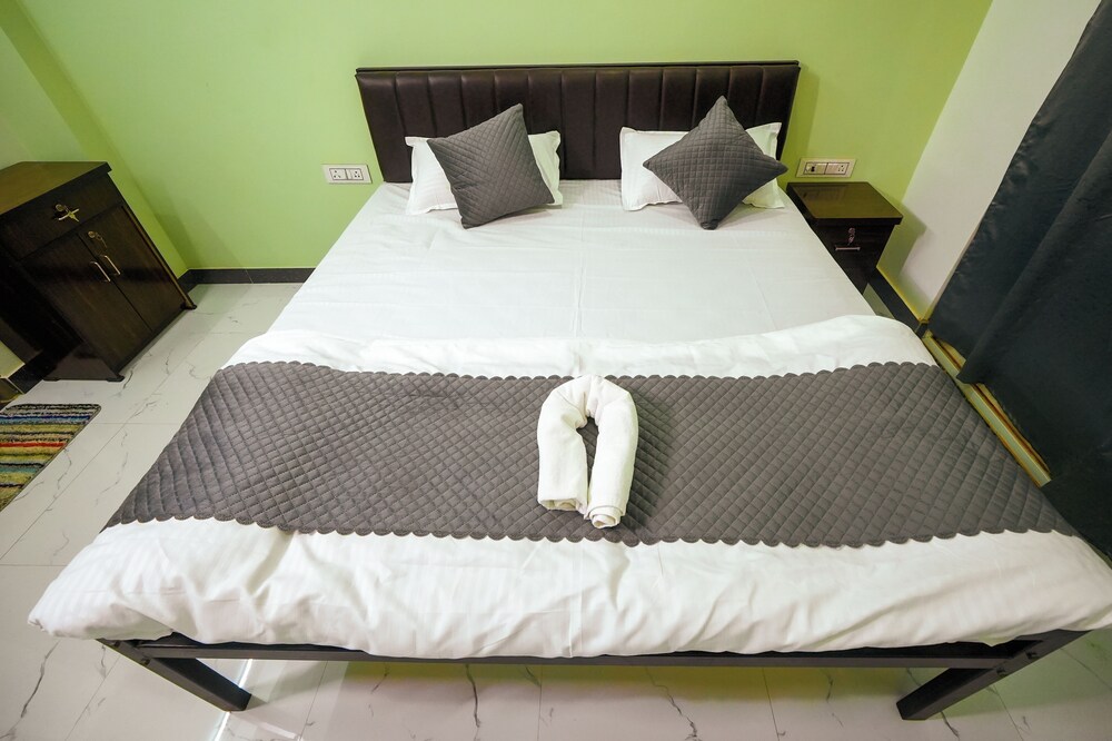 2 Bedroom Set With 5 Seater Sofa In Living Room, Wifi, Ac In Varanasi City. - Varanasi