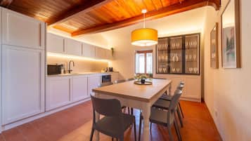 Apartamento | Cozinha privada | Geladeira grande, micro-ondas, fogão, cooktop
