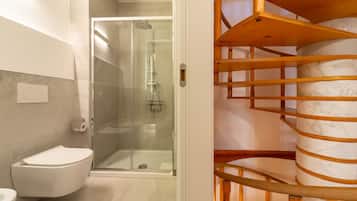 Apartamento | Banheiro | Chuveiro, secador de cabelo, toalhas de banho, sabonete