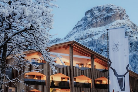 Fachada da propriedade à noite. Hotel Jägerhof