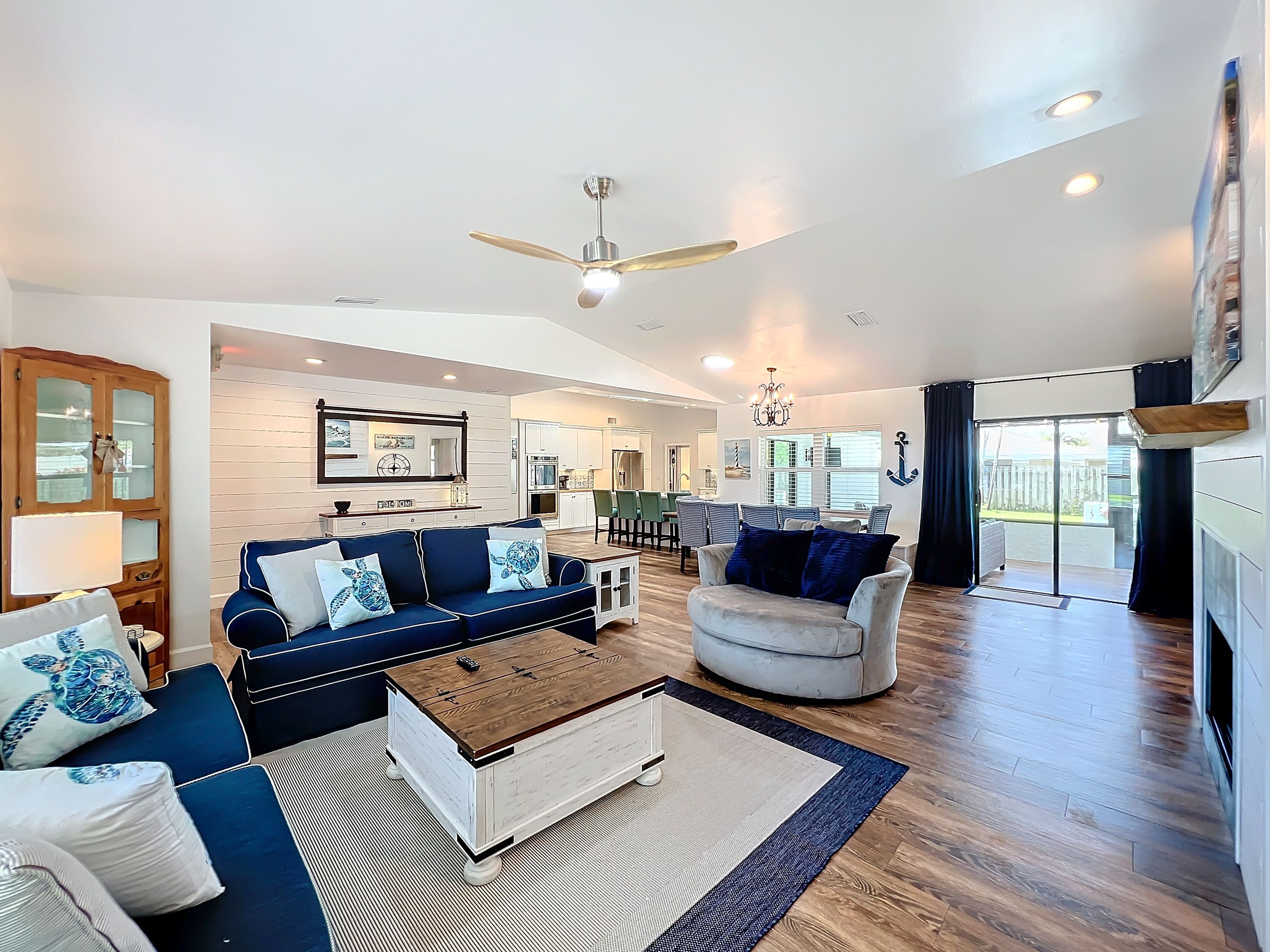 Island Vibes Beach House~ 4 Min. Walk 2 Beach  Heated Pool  King Beds - Melbourne Beach, FL