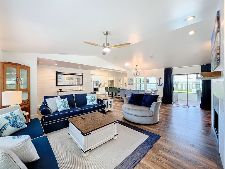 Island Vibes Beach House~ 4 Min. Walk 2 Beach Heated Pool King Beds - Melbourne Beach, FL