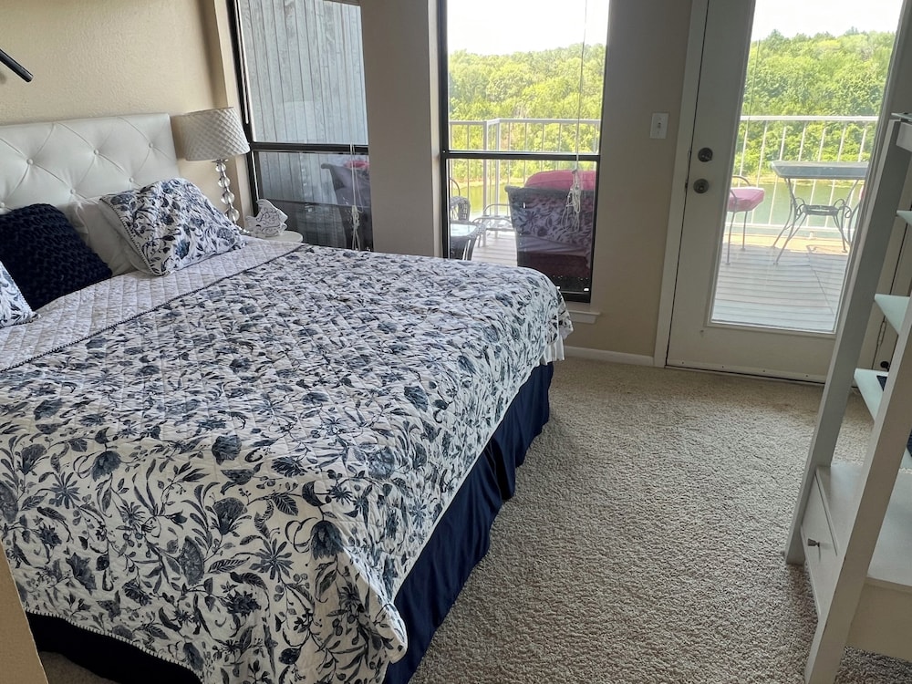 Roomy 4 bedroom 4 bathroom house on a 5 acre pond less than a mile from ...