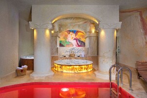 Suite Royal, piscina privativa | Casa de banho | Um secador de cabelo, chinelos, toalhas fornecidas, sabão 