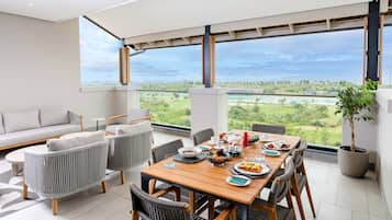 Apartamento premium, 3 quartos | Área de estar | TV de tela plana 40 polegadas com canais a cabo