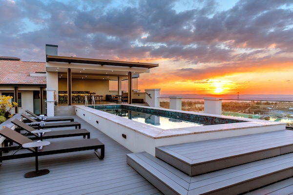 2 piscinas exteriores, guarda-sóis, espreguiçadeiras