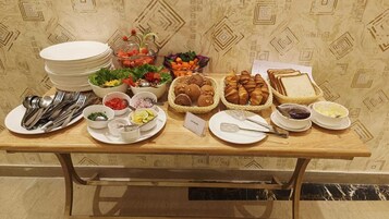 Pequeno-almoço tipo buffet diário (299 INR por pessoa) 