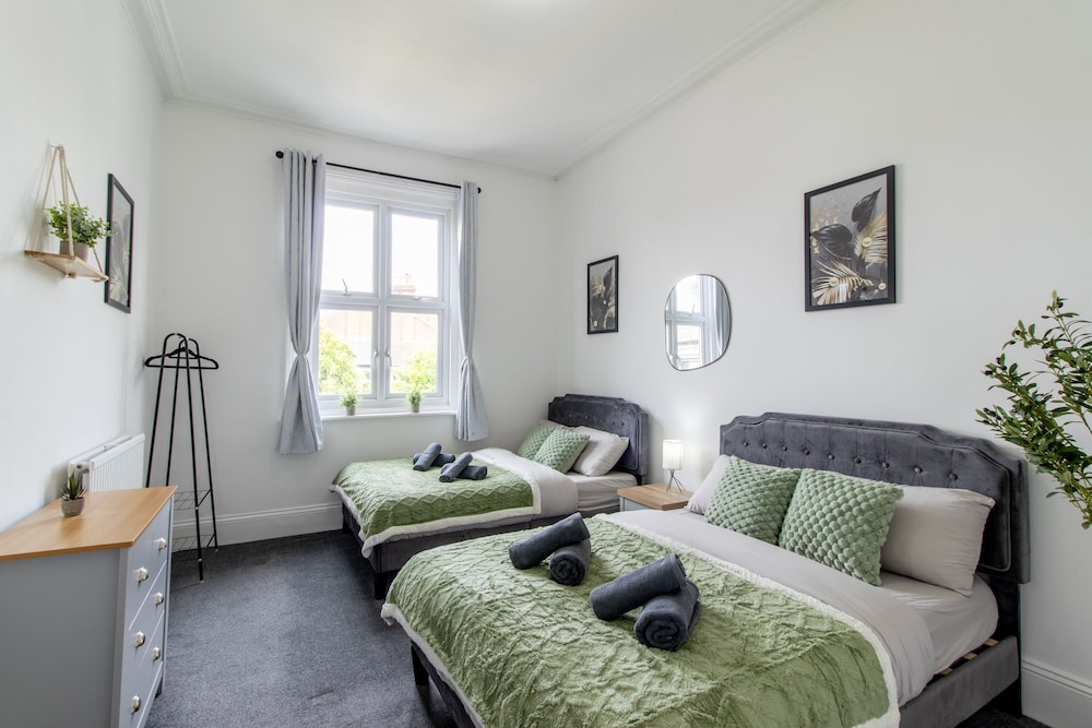 Open Mind Property - Hottub, 8 Beds & 2 Car Spaces - Southsea
