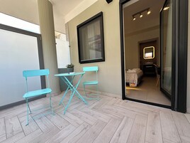 Quarto de Luxo, 1 cama queen-size, casa de banho privativa, no rés do chão | Terraço/pátio interior