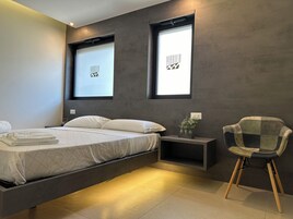 Quarto Familiar, 1 cama queen-size e sofá-cama, casa de banho privativa, no rés do chão | 1 quarto, secretária, Wi-fi grátis 