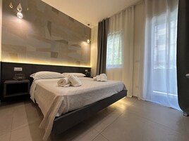 Quarto Deluxe, 1 cama queen-size, casa de banho privativa | 1 quarto, secretária, Wi-fi grátis 