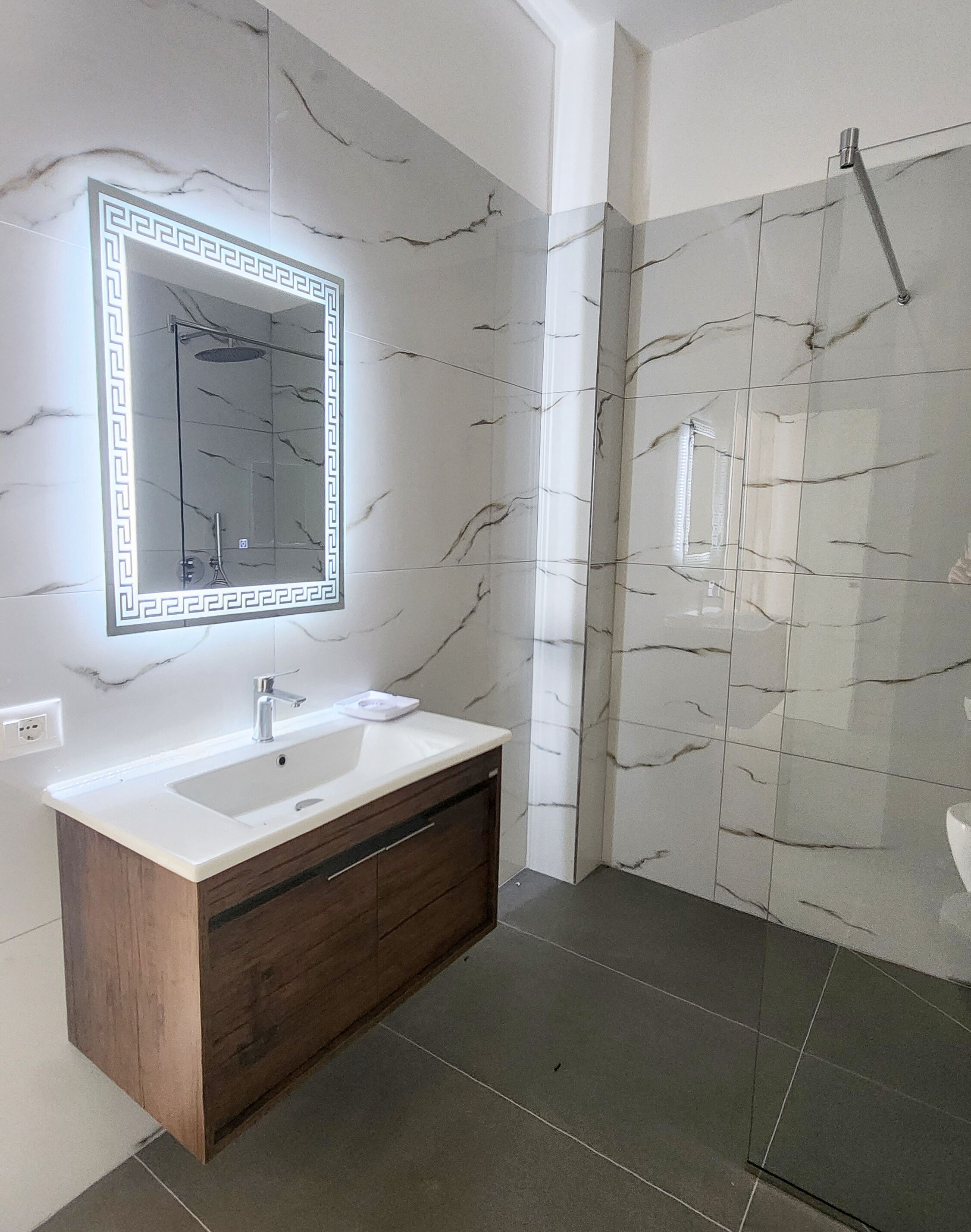 Cozy Hotel With 1 Bedroom And Wifi, Ac In Pleasant Golem - Golem