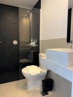 Estúdio Clássico, Vista para a cidade | Casa de banho | Um polibã, um secador de cabelo, toalhas fornecidas, sabão 