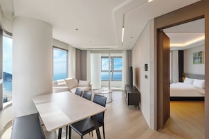 Royal Suite Full Ocean | Sala de estar | Smart TV, piso aquecido 