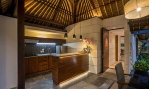 Vila luxo, vista para o jardim | Cozinha privada | Chaleira elétrica