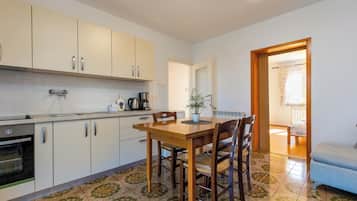 Apartment Lindi A2 | Cozinha privada | Geladeira grande, cooktop, talheres/pratos/utensílios de cozinha