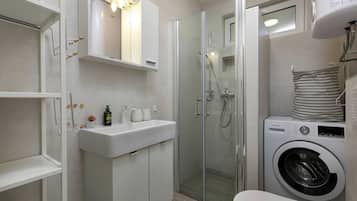 Apartamento, 2 quartos | Banheiro | Secador de cabelo, toalhas de banho