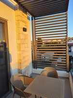 Quarto casal luxo, vista para o mar | Cofres nos quartos, escrivaninha, cortinas blackout
