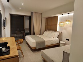 Quarto casal luxo, vista para o mar | Cofres nos quartos, escrivaninha, cortinas blackout