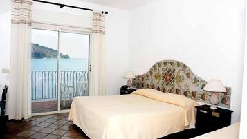 Quarto superior, vista para o mar | Cofres nos quartos, individualmente decorados