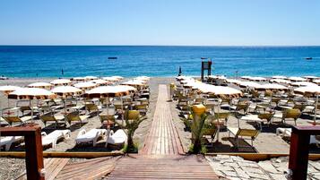 Serviço de traslado de/para a praia, espreguiçadeiras, guarda-sóis