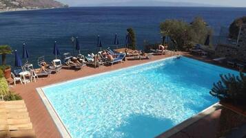 Piscina externa sazonal, guarda-sóis, espreguiçadeiras