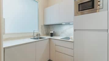 Apartamento superluxo, sacada, vista para a cidade | Cozinha privada | Geladeira grande, micro-ondas, fogão, cooktop