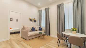 Apartamento superluxo, sacada, vista para a cidade | Área de estar | TV 40 polegadas com canais digitais