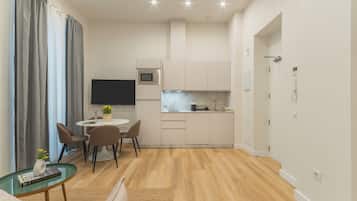 Apartamento, 2 quartos | Área de estar | TV 40 polegadas com canais digitais
