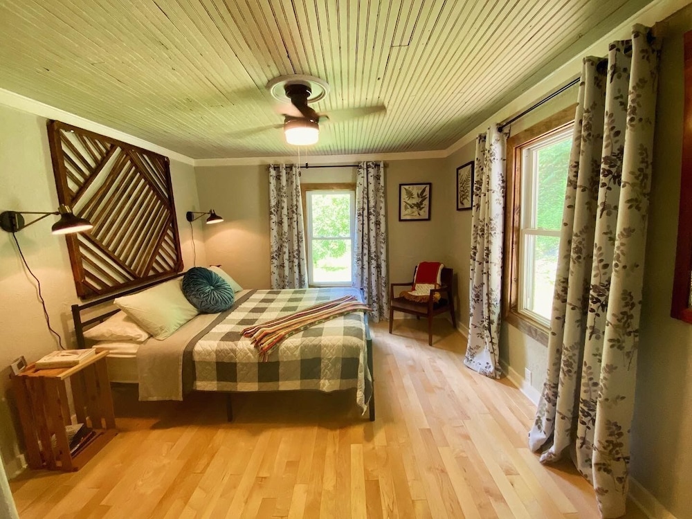 Yellow Mt. Cottage
Cozy And Creek Front - Fire Pit - 5 Acres - Caroline du Nord