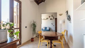 Apartamento, Vista para a cidade | Cozinha privada | Uma chaleira elétrica