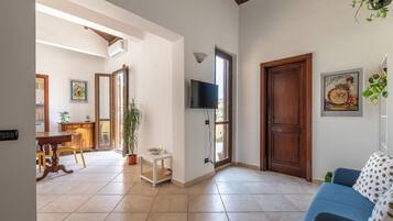 Apartamento, Vista para a cidade | Sala de estar | Televisor de 32 polegadas com canais digitais