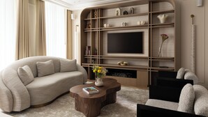 Uma sala de estar moderna com sofá, mesa de centro e painel para TV.