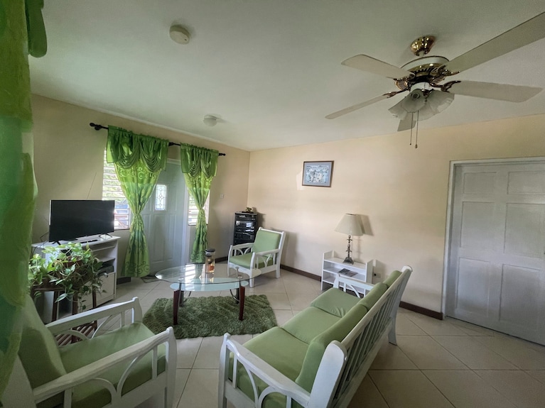 Cozy 1-bedroom Apartment In Delightful St. George With Wifi - Barbade