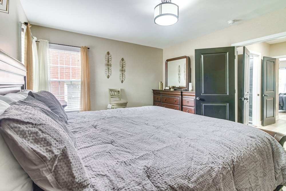 Charlotte Home W/ Yard - Near Spectrum Center! - Charlotte, NC
