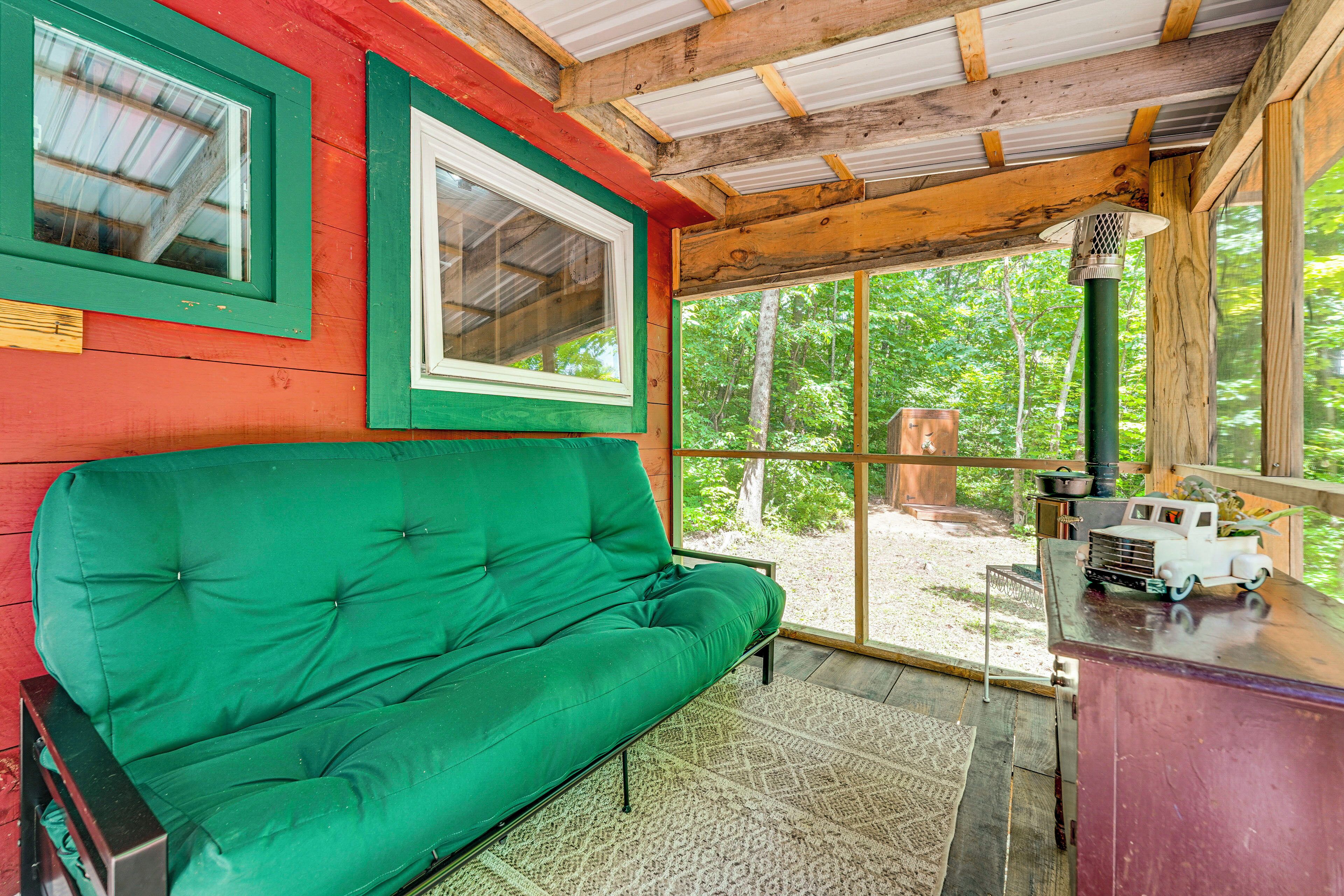 Solar-powered Brandon Studio Cabin: Hiking Access - Rutland, VT