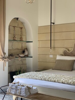 Quarto casal ou duplo standard, vista para a cidade | Escrivaninha, espaço de trabalho para notebook, cortinas blackout