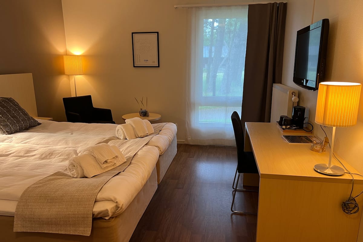 Quarto casal conforto | Escrivaninha, Wi-Fi de cortesia