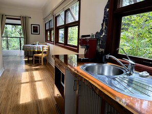 Quarto Duplo Deluxe, 1 cama queen-size, varanda, vista para a montanha | Cozinha privada | Um frigorífico/congelador grande, um micro-ondas, uma placa de cozinha 