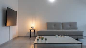 Apartamento, varanda, vista para o pátio | Sala de estar | Televisor de 35 polegadas com canais digitais